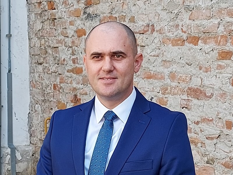 Josip Dabro: Grupni Šeks na račun Grada Otoka - PRESS 032